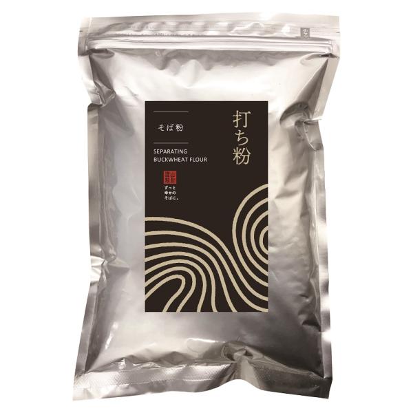 そばを打つ際に、麺同士がくっつかないように生地に振って使用します。世界でも指折りのそばの生産量を誇る北米などの良質な外国産玄そばをさらに選別し挽いています。そばの実の中心部のみを採り分けた、きめの細かい貴重な打ち粉（そば粉）です。一般的なそ...