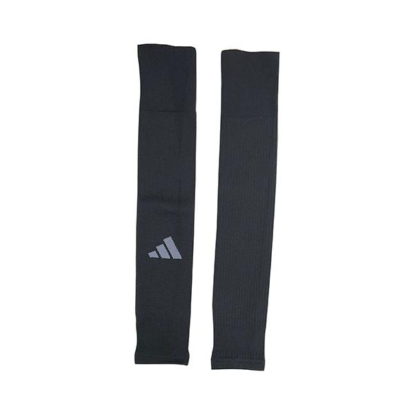 アディダス、カーフソックス。足袋ソックスや5本指ソックスなどのグリップソックスと合わせて使用するソックスです。 アンクル部分が少し締まっているためテーピングが無くてもレガースが落ちにくいです。※別注カラー■素材：リサイクルポリエステル■カラ...