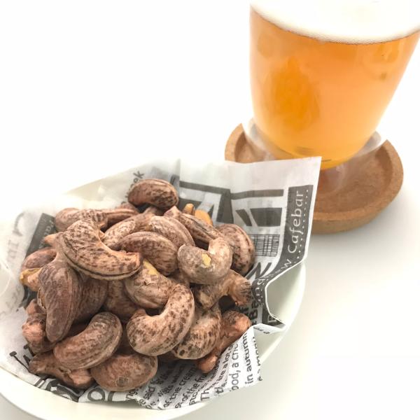 珍しいベトナムダックラック産の薄皮付カシューナッツです。うす塩でローストしてありますので、そのままでも、皮を剥いても、美味しく召し上がっていただけます。コーヒーやビール、お酒のおつまみとして、ほろ苦さのある皮付はとても相性が良いナッツです。...