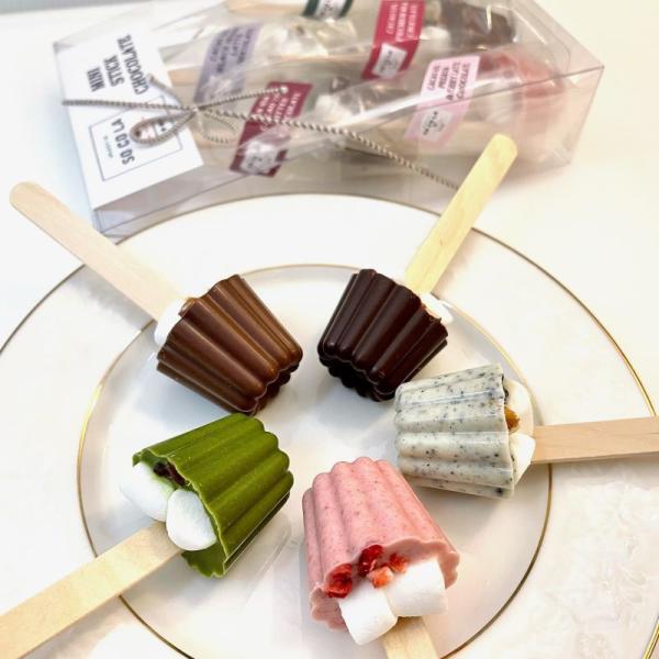 スティックチョコ 香り豊かでフルーティー / 大人気のスティックチョコが可愛いマシュマロトッピングで新登場　アソート５種入って　ギフトケース入り　一人で食べ比べるもよし　仲間とシェアするもよし　プチパーティーの気の利いた手土産にもよし　国内...