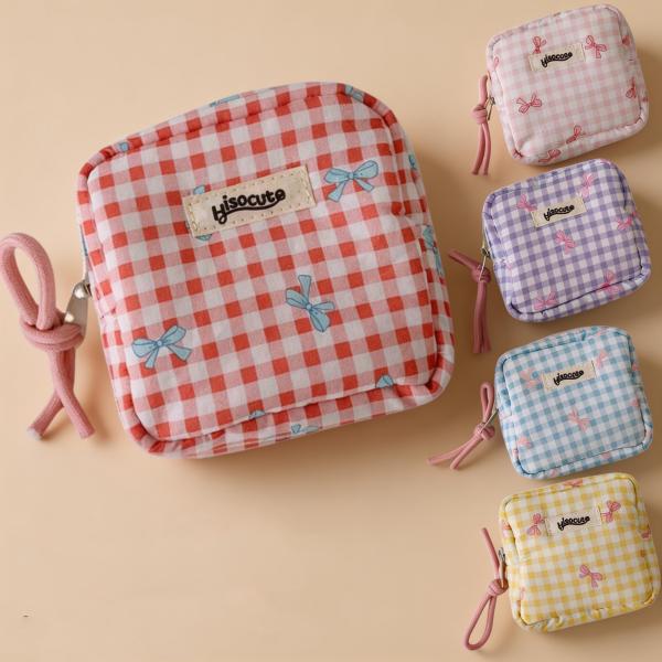 [商品概要] おしゃれな韓国風INS風チェック柄のミニポーチで、サニタリー収納から小物入れまでマルチに使えるアイテムです[特徴]・韓国風INS風のチェック柄デザインで、女の子らしいかわいさを引き立てます・縦型設計なので細長いアイテムも出し入...