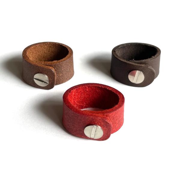 こちらはレザーストッパー単品の販売ページです。火バサミ Gazer 200 / Alex 240 用レザーストッパーステンレス製の火バサミがお使いのウッドやレザーやキャンバス製の道具とより馴染むように製作しました。また金属同士が当たったり擦...