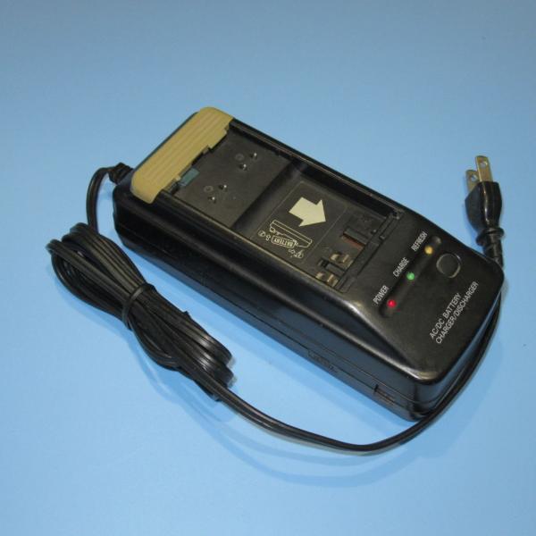 ペンタックスMC02急速充電器改造品充電電流1.2A　リフレッシュ機能はついていません。対応バッテリーＭＢ０４．ＭＢ０２等に使用できます。ケースは、純正品の中古になります。充電器は新品互換基板を使用なので、安心です。※保証６ヶ月有り充電中は...
