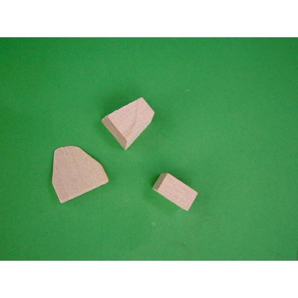 Bass Bow Maple Wedges上質のメイプル材使用を使用しており、取出し用にカットを入れておくと再利用も可能です。フロッグの毛押さえの三角のチップはスプルース、急いでいる時などは時間の節約になり常備されていると大変便利です。