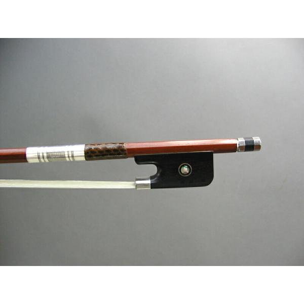 Quality Viola Bow 4/4細部にこだわって製作されたハイクオリテイービオラ弓。バランスの良くしっかりとした造りです。エボニーフロッグ にアバ ロニスライド。天然白馬毛。＊アバロニスライド模様は、各弓の固体差により写真とは異な...