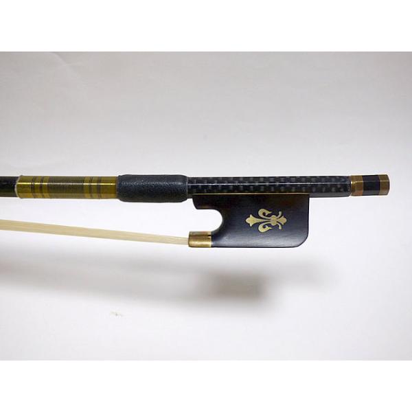 Carbon Viola Bowカーボン ヴィオラ弓毛替の出来る弓工房製の本格的造りのカーボンヴィオラ弓。網目仕上げの高級カーボン材使用。フロッグはエボニー製で、花紋・メタル部はゴールド仕様。天然白馬毛。