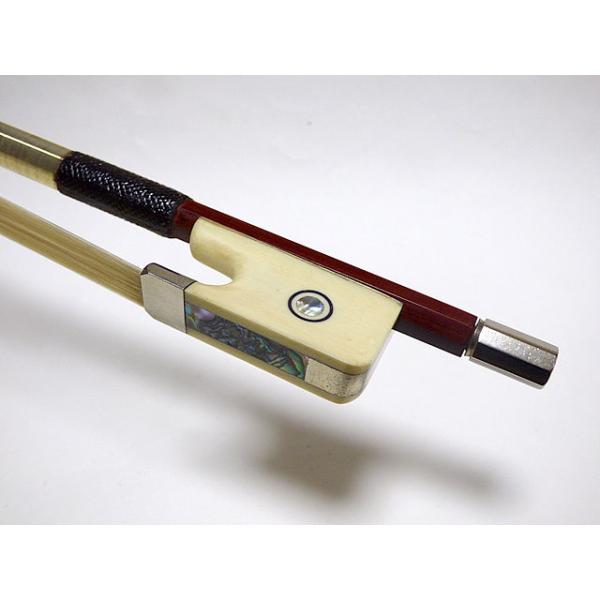 天然のものと同じように使い込む程に艶のでてくる味わいのあるフェイクアイボリーフロッグのビオラ弓。スティックも上質ブラジルウッド材を使用しており、毛替えにより永く使い続けられます。仕様八角スティックアバロニスライド、フルマウントメタルモンゴル...