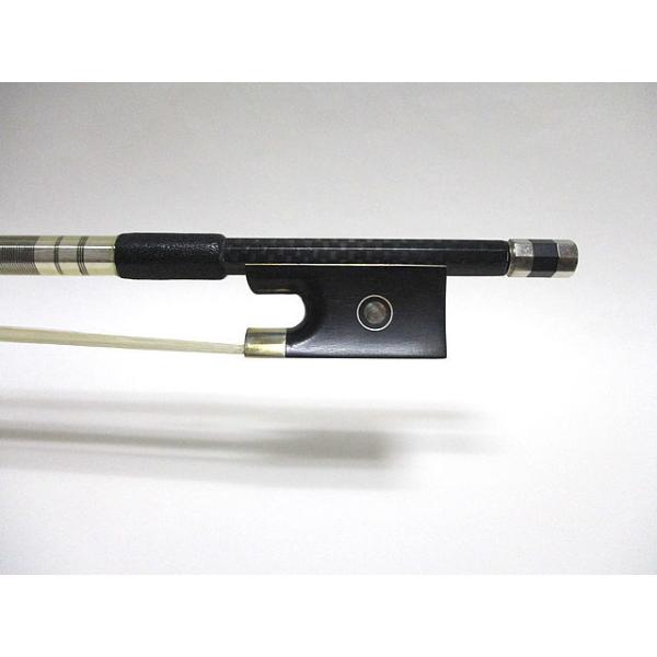 弓工房製のしっかりした造りの当店一押しのカーボン生地仕上げのバイオリン弓。スティック部：ラウンドタイプ上質カーボン材に ダブルアイ、フルマウント、メタルエボニーフロッグ、 アバロニスライド。（アバロニの模様は個体により異なります）天然白馬毛。