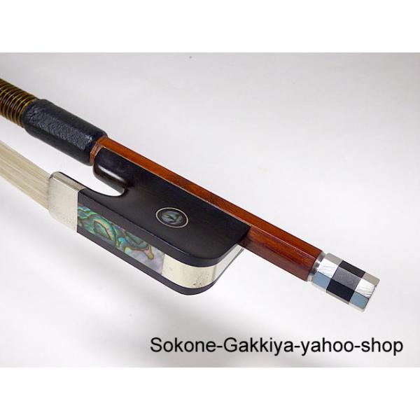 中国の弦楽器弓専門の製造元からの直輸入品。上質のフェルナンブコ材のラウンドタイプのスティックダブルアイ・ニッケルマウントのエボニーフロッグ天然白馬毛重さ：約82.9g