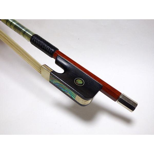中国の弦楽器弓専門の製造元からの直輸入品。上質のフェルナンブコ材のスティックダブルアイ・ニッケルマウントのエボニーフロッグ天然白馬毛重さ：約78.6g