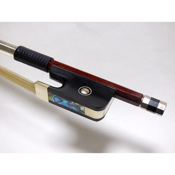 中国の弦楽器弓専門の製造元からの直輸入品。安価なチェロセット品に付属されている弓などよりも上質で、毛替えにも対応しているお買い得品です。エボニーフロッグダブルアイニッケルマウントフェイクホエイル ラッピング天然白馬毛長さ：約 71.5cm重...