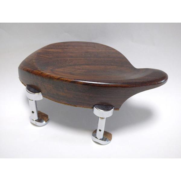 上質のインド産ローズウッド材を使用したバイオリン用あごあて。＊天然材の為、個体により木目・色合いが異なります。Hill Bracket取付け済み。＊金具の取り付け間隔の違いで2つの仕様があります。寸法脚部広め左右幅：約113mm奥行　：約6...