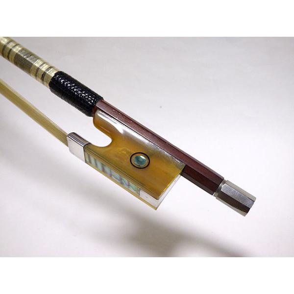 スティック：上質フェルナンブコ材/丸型フロッグ：水牛角メタル部：シルバースライド：アバロニ毛：モンゴル産天然白馬毛2つと同じ模様のない天然の牛角のフロッグは、使い込む程に味わいが増してきます。スティックも上質フェルナンブコ材を使用しており、...