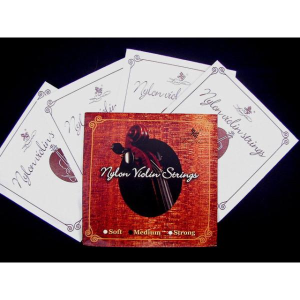 バイオリン弦　特価ナイロン弦set 1/2-1/8ドミナントやヴィジョンと同じ合成弦(ナイロン弦)です。音色に不満をもちながらも、コストの面でやむなくスチール弦をお使いになっていた方や、弦の交換の激しい方には自信を持ってお奨めします。スチー...