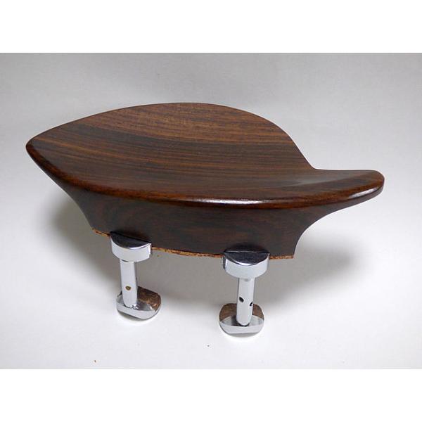 寸法左右幅：約118mm奥行　：約60mm厚さ　：約24mm(コルク含む)＊多少の個体差あり上質のインド産ローズウッド材を使用したバイオリン用あごあて。Bracket取付け済み。＊天然材の為、個体により木目・色合いが異なります。金具の取り付...