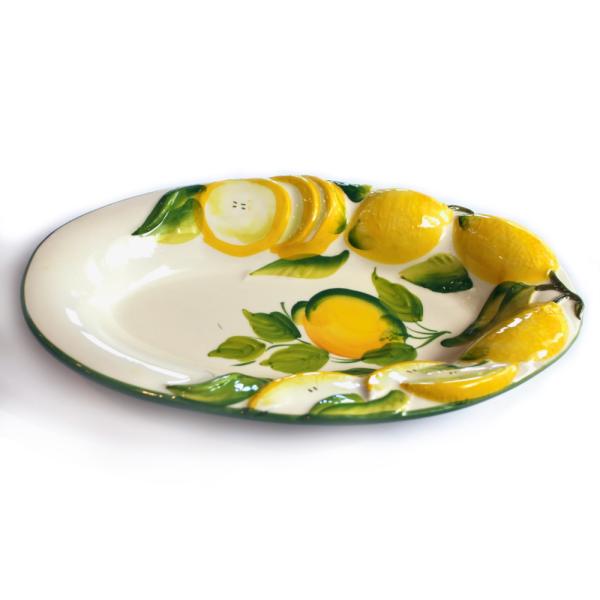 [商品説明]立体的にあしらわれたレモンが特徴的なイタリア製オーバル皿です。絵付けは全て手描きで行われ一筆一筆描きますので全てが微妙に表情の異なるお品です。北イタリア・バッサーノ地方で手作りされています。[サイズ]直径：29cm×18cm高さ...