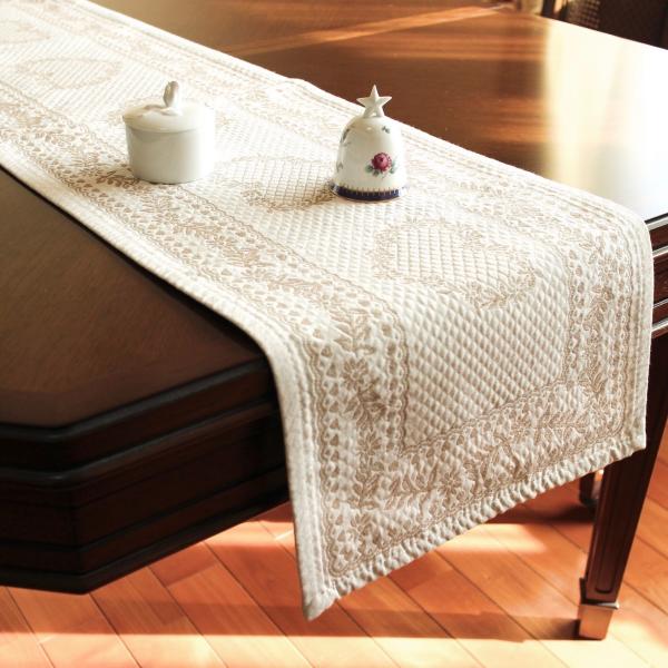 [商品説明]エレガントなジャカード織で可愛らしいハート柄をあしらった、とっても素敵なテーブルランナーです。テーブルランナーとは、テーブルの中央に細長く敷く帯状の装飾布です。主にテーブルを華やかに彩り、インテリアのアクセントにする役割を担いま...