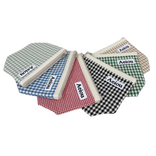 日常のデザインをファッション雑貨に落とし込む韓国の人気ブランド「Aeiou (アエイオウ)」日本でも入手困難なブランドの一つとして有名な「Aeiou」、代表的な人気アイテムであるチェック柄のベーシックポーチ【普段使いしやすいポーチ】 口が広...