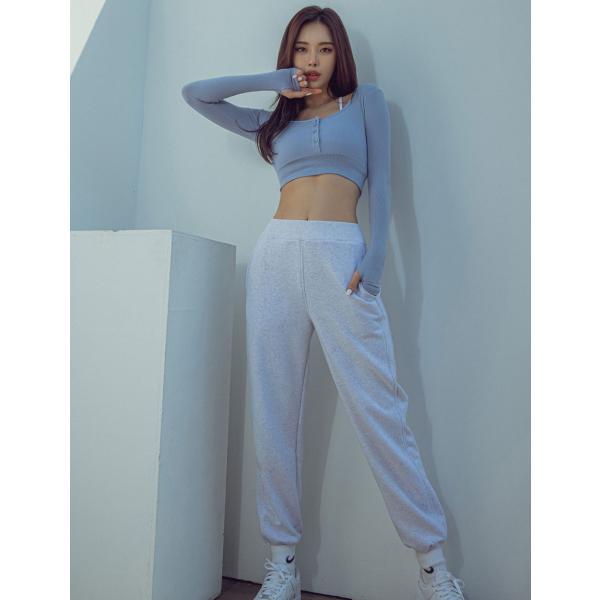 And Golgi Crop Top人気だったリブボタンクロップがカラバリ豊富になって戻って来ましたー!!伸縮性に優れた生地で製作しボディにしっかりフィットしスリムでボリューム感のあるシルエットを演出しますフィンガーホール仕様で快適で安定し...