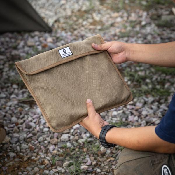 ブランド キャンピングムーン CAMPING MOON型番 SOLO-A4-B品名 A4型軽量焚き火グリル用収納ケース材質 キャンバス 帆布生地サイズ(約) 幅33.5×高さ27.5cm重量(約) 120g用途 A4サイズ 軽量焚き火台SO...