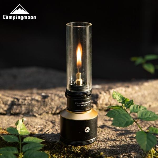 ブランド CAMPINGMOON キャンピングムーン型番 BKT-1D15（充填タンク＋木製ケースセット）※ランタンポール等は付属されません。製品概要 キャンドルガスランタンOD缶に直接取り付けでき、汎用性の高いキャンドル風ランタンとなって...