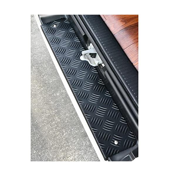 ブラックサテン/-/-・Color:ブラックサテン・パッケージ個数:1・ハイエースリアステップカバー　アルミ縞板にブラックサテン粉体塗装をしたオリジナルステップです・取付　ステップのめくら蓋を外しボルトを取ります。ステップを合せて付属のステ...