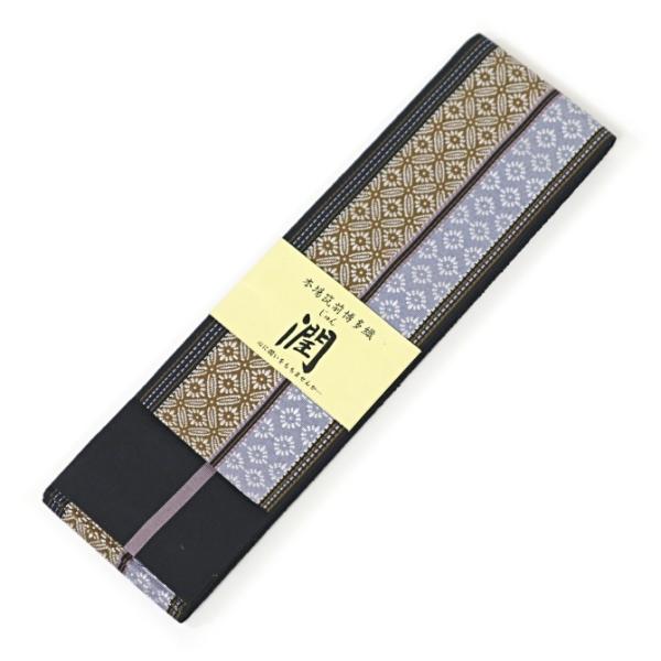 博多織独特の、緯糸の太い畝がはっきりとわかる作品となっております。さまざまなお着物のお色や季節にも合わせやすく、シックにもモダンにも見える柄なのも便利で重宝するお品になりそうです。スッと通った縞がキリッとさせてくれますが、緯糸の太い畝と絹糸...