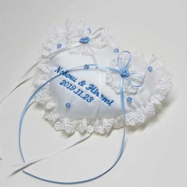 結婚式の中で指輪交換は欠かせません。お二人の結婚の決意の証となる指輪は、汚れのないクッションに置く習慣があります。幸せを呼ぶブルーとホワイトを基調にした清楚なリングピローです。お二人の名前と日付けをブルーの糸で刺繍します。ハート型のオリジナ...