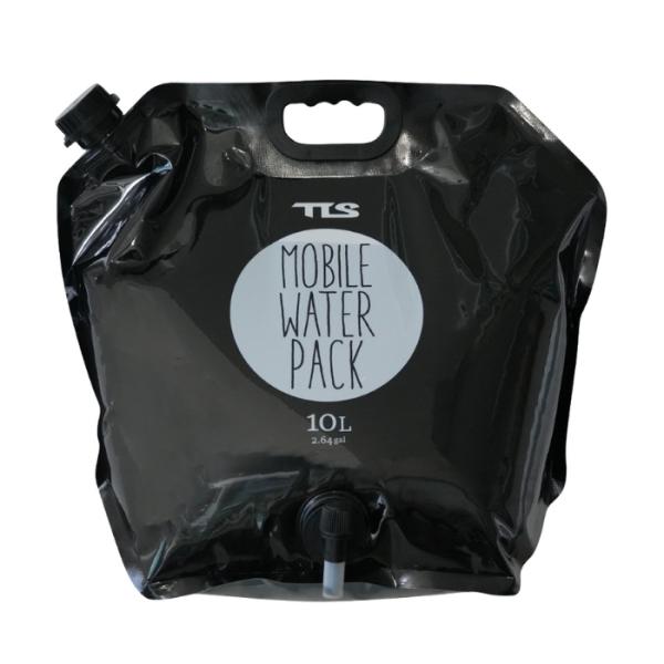 【 TLS MOBILE WATER PACK 】簡単に持ち運びができる折り畳み式ウォーターバッグなので、サーフトリップ時にスペースを取りません。水を入れるとマチ部が広がり自立するので、バーベキューなどアウトドアの手洗いで便利。 ■ 仕様用...