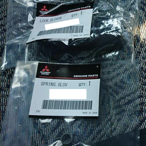 三菱純正新品部品になります。経年劣化リフレッシュに！グローブボックス ロック スプリングリッド セット 新品未使用品です。適合車種：パジェロミニ パジェロジュニア H51A H56A H57A  爆買