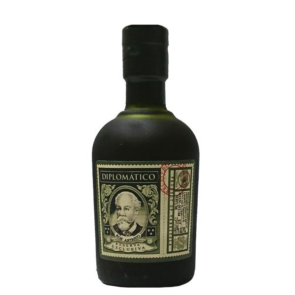ディプロマティコは、1959年創業のウニダス蒸溜所でつくられる、スムースな口当たりとコクのある甘みが特長のベネズエラ産プレミアムラムです。レセルバ エクスクルーシバは、全生産量の7割近くを占めるフラグシップアイテム。オレンジピール、メープル...
