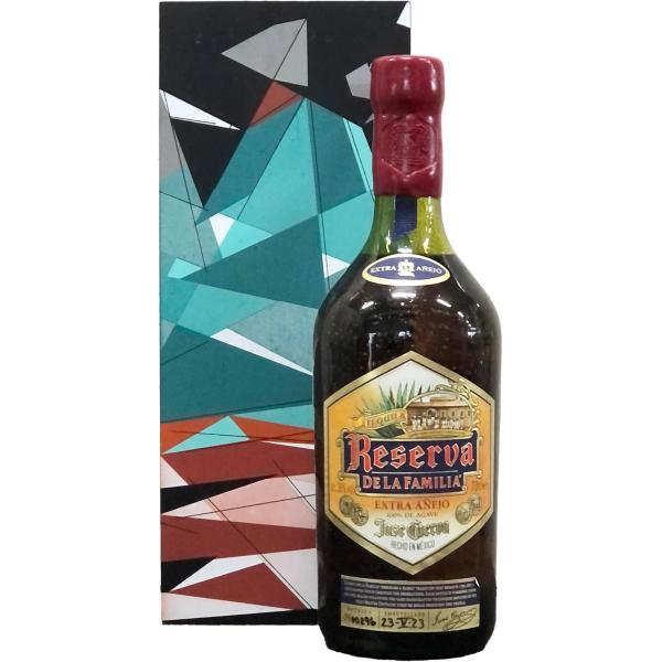 クエルボ社の自社畑から厳選されたアガベを100%使用。アメリカンオーク樽、フレンチオーク樽で蒸溜所の地下倉庫で最低3年以上熟成させたエクストラアネホ。30年以上熟成された原酒もブレンド。ボトルはハンドメイドで毎年変わるメキシカンアーティスト...