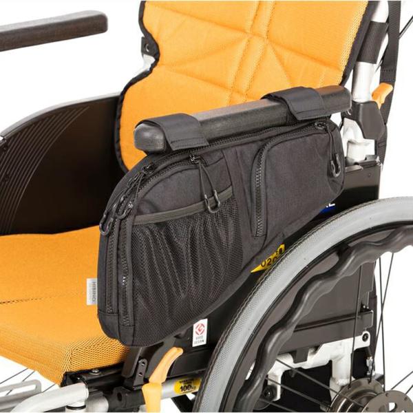 車いす専用にデザインしたサイドバッグ。シンプルな見た目で、車いすに溶け込みやすいユニセックスなデザイン。コンパクトな見た目ですが、ポケットが複数付いているので、大きさや使用頻度に合わせて整理整頓ができます。ドリンクホルダー用のネットポケット...