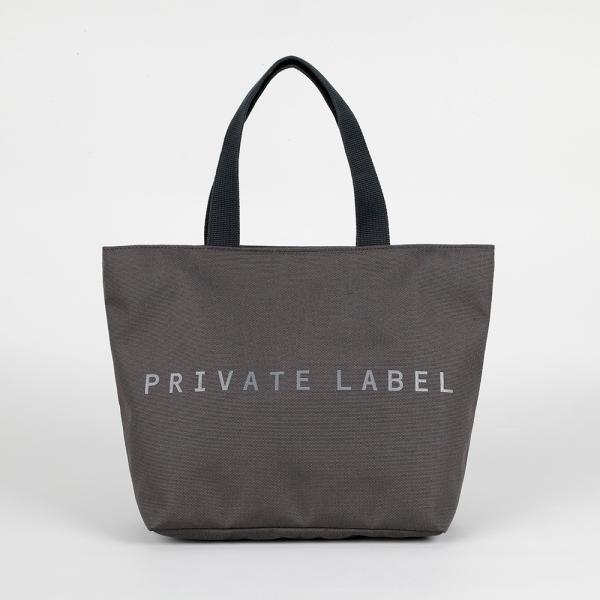 シンプルなデザインと豊富なカラーとサイズバリエーションで人気のトートバッグシリーズ。A4サイズがすっぽりと収納できるサイズのトートバッグ。500ｍｌのペットボトルも縦にして収納ができます。内装には小さなポケットが付いているので、スマートフォ...