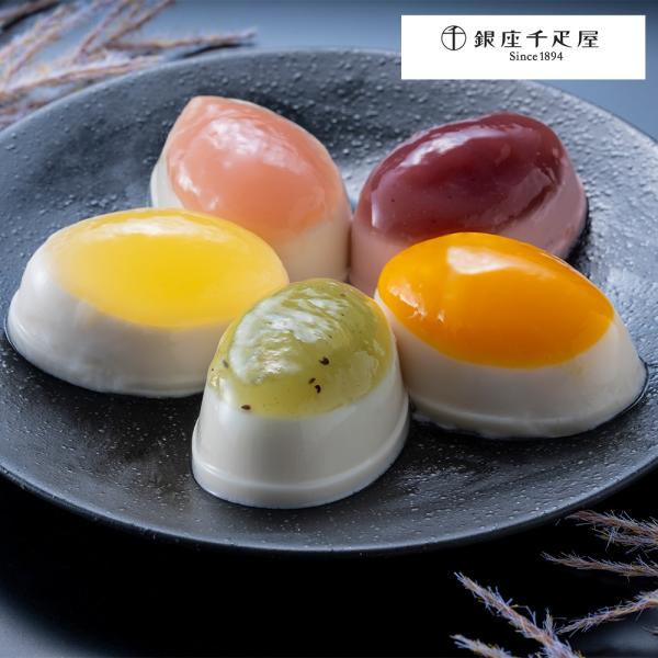 濃厚でなめらかなレアチーズケーキと、芳醇な香りのフルーツソースが二層になった、見た目も色鮮やかな一品です。ピーチ、マンゴー、レモン、キウイ、ミックスベリー（ストロベリー・ブルーベリー・フランボワーズ）の5種類のソースをお楽しみください。■美...