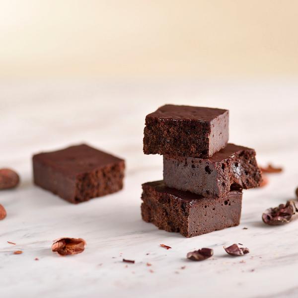 横濱元町で作られていた煉瓦に見立てた霧笛楼自慢のベストセラー商品。焼き立てのチョコレートケーキにクルミソースをたっぷり染み込ませしっとり濃厚な味わいに仕上げた本格フォンダショコラです。ギフト お中元 御中元 残暑見舞い 暑中見舞い 夏ギフト...