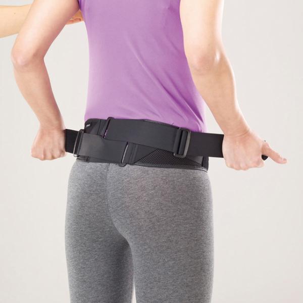 グッと固定するのに動きを妨げず腰がラク！腰部骨盤ベルトで体幹（体の軸）を安定させることで、骨盤のゆがみや崩れた姿勢バランスを整え、歩行や運動などの腰にかかる負担を軽減します。装着も簡単。補助ベルトを両サイドから軽く引っ張るだけで、背中部分を...