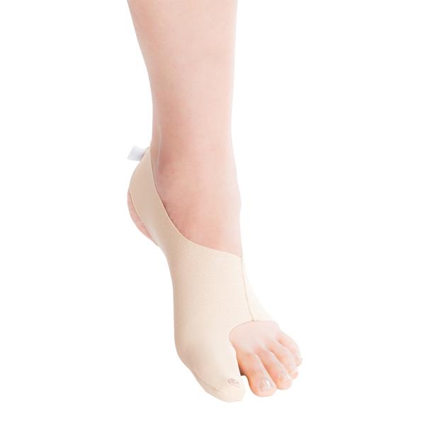 特長1：着用により自然と親指がひねられる形状です。外反ぎみの親指を違和感なくサポートしたい方におすすめです。特長2：本体は0.4mmと薄く、装着したまま靴下やストッキングを履くことができます。外出時も目立ちにくいです。特長3：かかとにベルト...