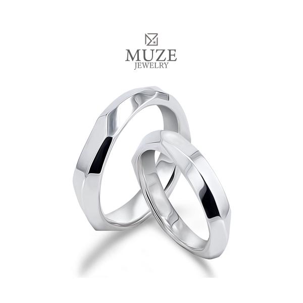 素材：シルバー925地金の色：SV925(プラチナ仕上げ)メンズ：アーム幅約4~5mm / 重さ約5.30gレディース：アーム幅約3~4mm / 重さ約5.20g