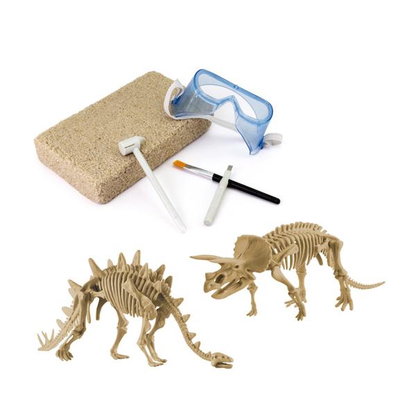 ●恐竜発掘キット ステゴサウルス＆トリケラトプスは、考古学者が行う恐竜化石の発掘を楽しく体験できる2体の恐竜の骨が入った発掘キットです。※フィギュアの色は画像と異なる場合がございます。恐竜の骨が埋まった砂の塊を、ハンマーとノミで発掘すると、...