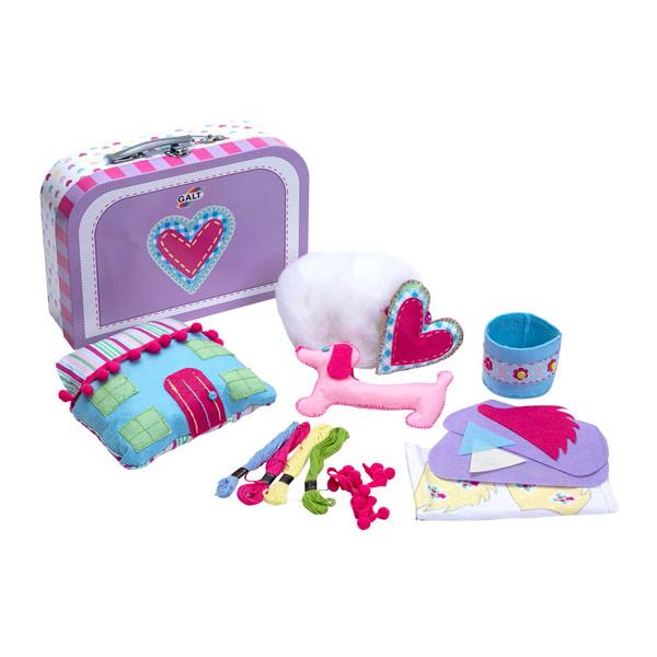 ●ソーイングケースは、「より緻密で本格的なものを作りたい」欲求が高まるころのお子さまにおすすめのお裁縫セット ソーイングセットです。フェルトや布、刺繍糸、わた、針など、お裁縫に最低限必要なものはセットとなっているため、針の扱い方や管理方法・...