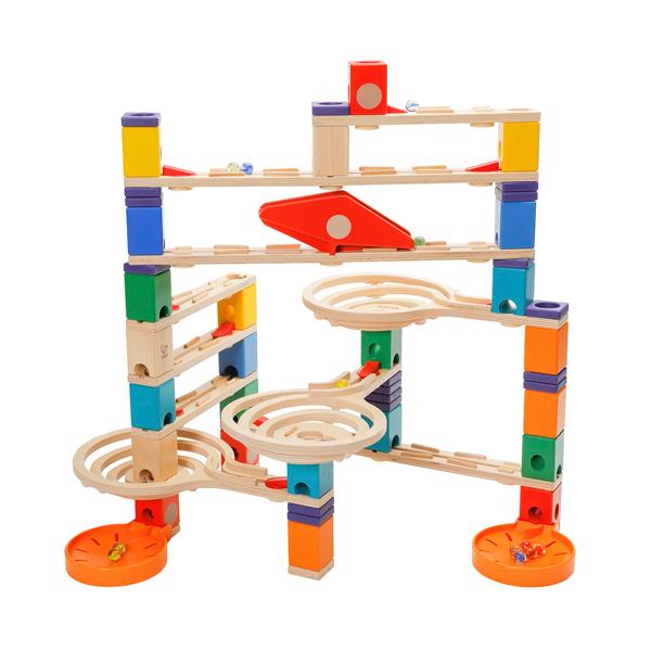 ●クアドリラは、レーンやキューブを組立てて、ビー玉を転がして遊ぶ木製玩具。クアドリラツイスト＆レールキャッチャー付きは、何種類もの驚くしかけがいっぱいのカーブレールとブロックに加え、レールを転がってきたビー玉をキャッチするパーツがセットにな...