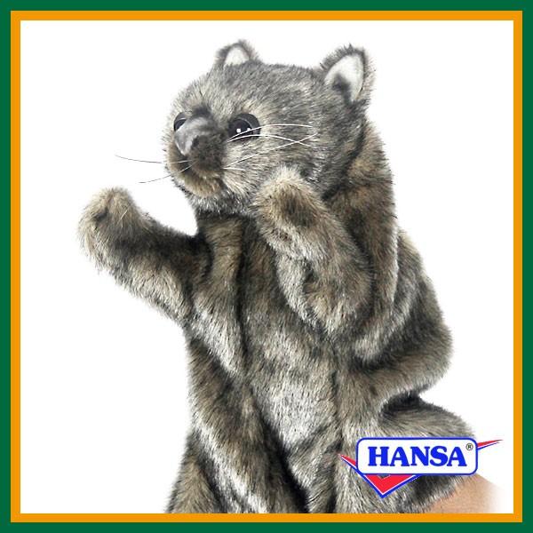 ●hansa社が制作したHANDPUPPET（ハンドパペット）シリーズのリアルなウォンバットのぬいぐるみです。リアルな質感とかわいらしさはそのままに手を入れて遊んだり、人形劇にも使用することが出来ます。HANSA（ハンサ）のヌイグルミは野生...