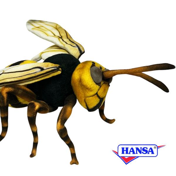 ●hansa社が制作したINSECT（昆虫）シリーズの 黒っぽい身体が格好良いスズメバチ（ハチ 蜂）のぬいぐるみです。HANSA（ハンサ）のヌイグルミは野生動物や海洋生物、恐竜にいたるまでありあらゆる生き物をリアルに再現。1体1体がリアルな...