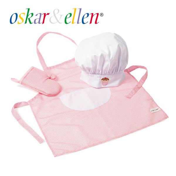 ●オスカーアンドエレン シェフセットは、お料理ごっこ遊びをする時にオススメの シェフの帽子、エプロン、ミトンのコスチュームがセットになった コックさんなりきり変身セットです。カップケーキの刺繍が施されたコック帽には長めのマジックテープが付い...