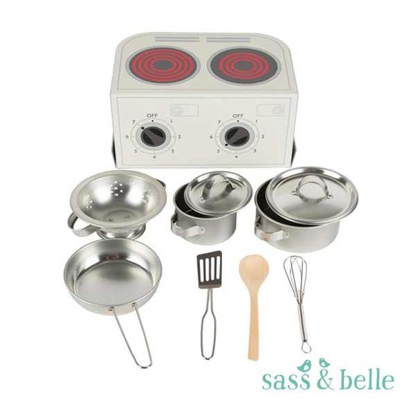 ●サスアンドベル クッキングボックスセットは、お鍋やフライパンなどの調理器具などが紙製のトランクに入った お料理ごっこ遊びにおすすめの ままごとおもちゃセットです。トランクを裏返すと、レンジ台に変身！セットの調理器具にぴったりサイズの 2つ...