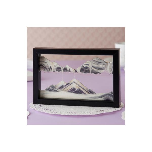 ●サンドピクチャーは、オーストリアの鬼才 クラウスベッシュ氏（通称サンドマン）が開発した、新しくて神秘的な砂絵のインテリアアートです。「クラシックブラック」は、マットなブラックフレームに 黒白グレーをベースにゴールドの砂が配合された シンプ...