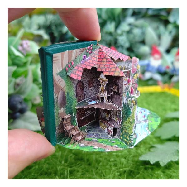 ●豆本ドールハウス 小人さんのおうちは、360度くるっと開くと小さなドールハウスになる手のひらサイズの絵本を作ることが出来るペーパークラフト 紙工作セットです。植物を集めて、干したり蒸留したり、とても研究熱心な7人の小人さんが住むおうちが舞...