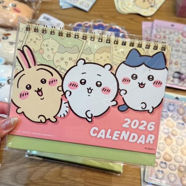 うさぎ、ハチワレ、ちいかわなど人気キャラクターの可愛いイラストを両面印刷した、横型の卓上カレンダーです。コンパクトなサイズで、家庭やオフィスのデスクに置きやすく、スケジュール管理に便利。見るたびに癒されるデザインで、アニメファンにはたまらな...