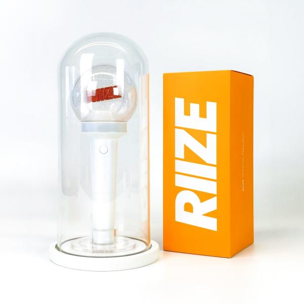 RIIZEの公式ペンライトをしっかりと固定して飾ることができる、アクリル製のディスプレイベースとガラスドームのセットです。ベースにはキラキラ輝くオレンジのラメ（閃粉）を封入。光に当たると優しく煌めき、ペンライトをより一層引き立てます。透明な...